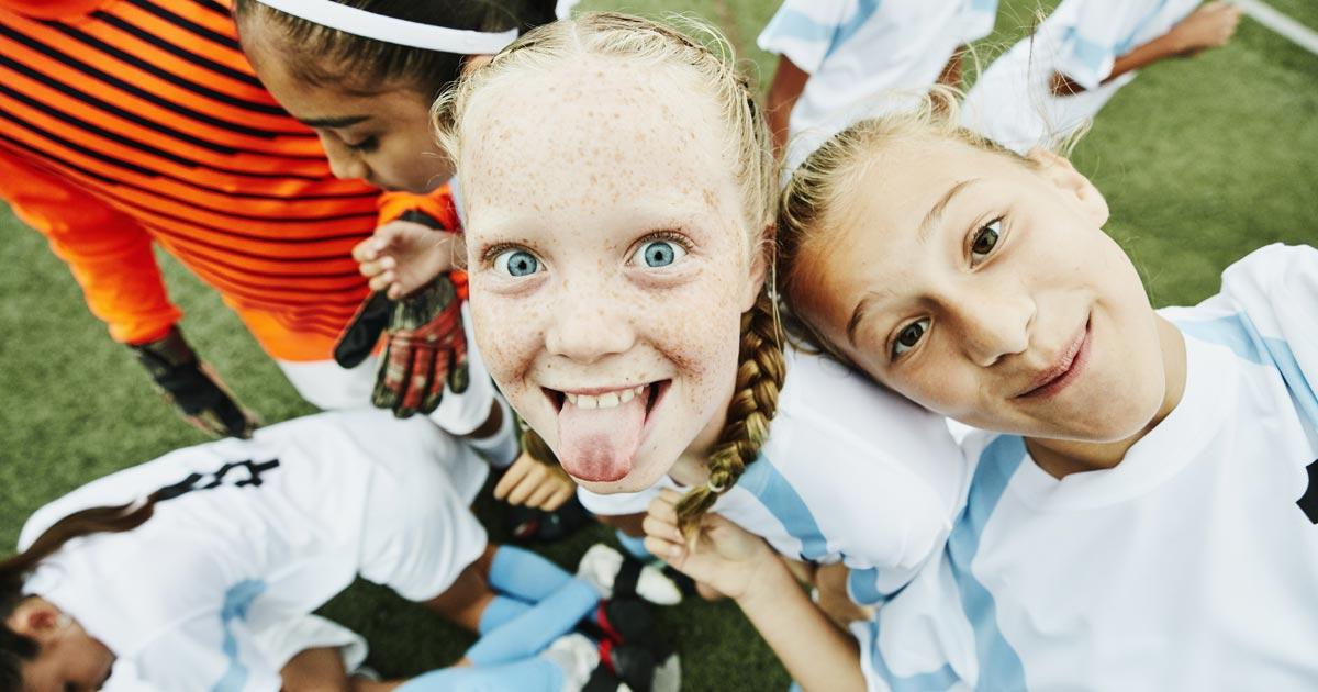 100 neue Trainingsshirts durch bmk-Spende - bmk Gruppe